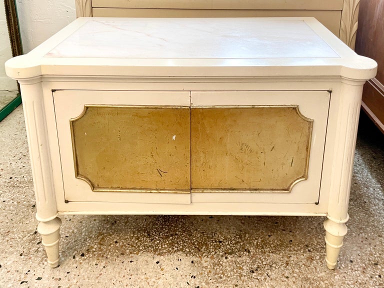 Meuble de rangement français avec dessus en marbre incrusté et détails ...