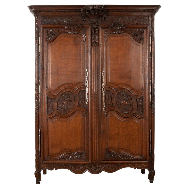 Armoire de Mariage en chêne sculpté En vente sur 1stDibs