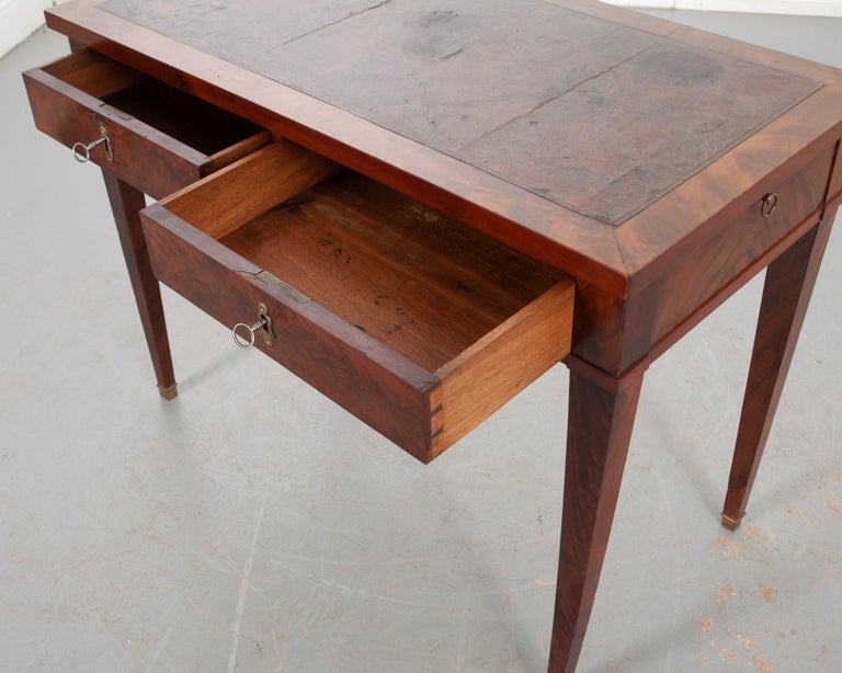 Bureau de style Directoire français en acajou - En vente sur 1stDibs