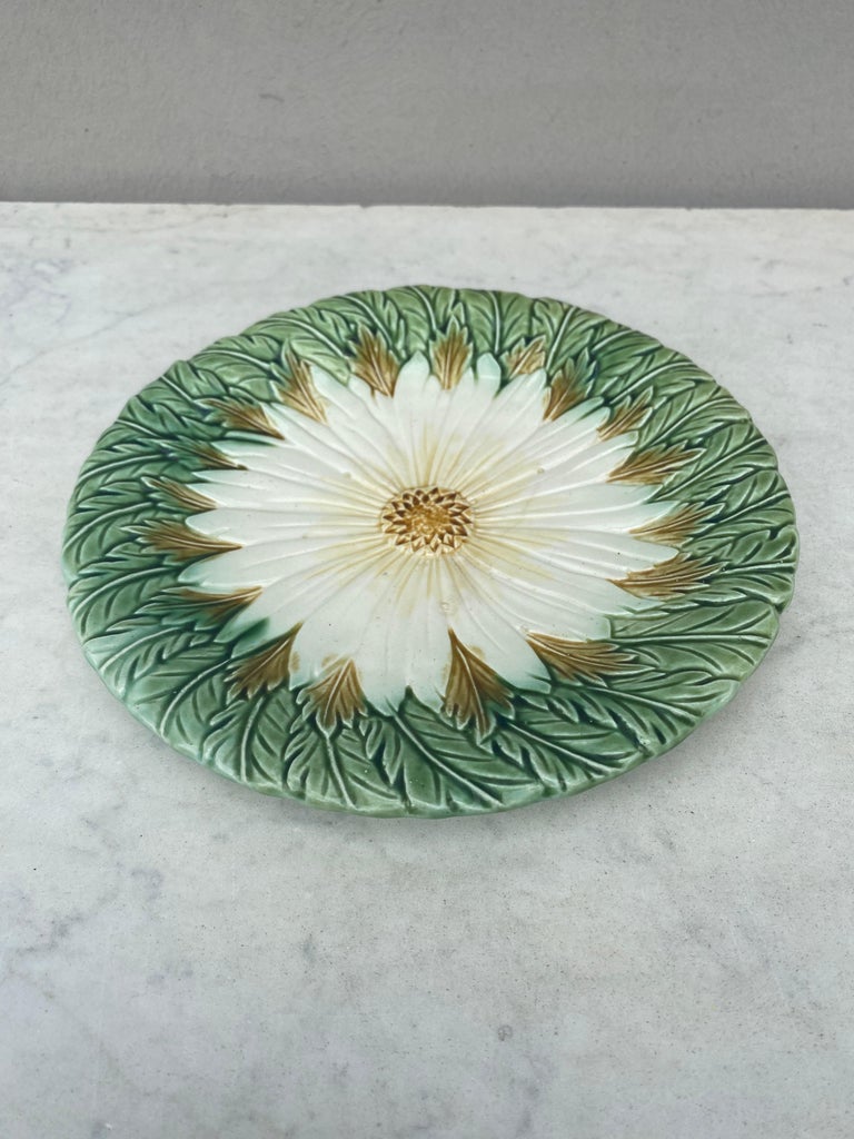 French Majolica Daisy Plate Orchies, circa 1890 For Sale at 1stDibs