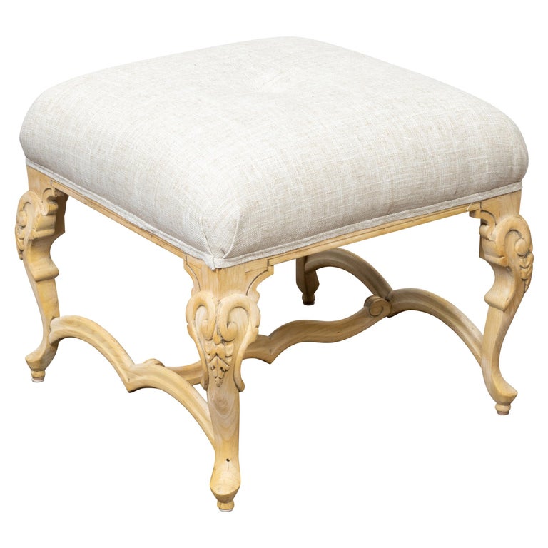 Mid-Century-Hocker aus gebleichtem Holz mit geschnitzten Beinen und ...