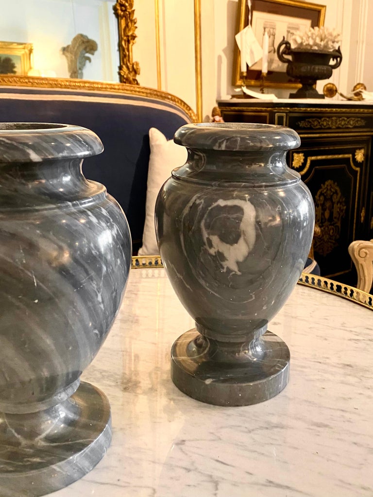 French Neoclassical Pair of Grey Marble Urns For Sale at 1stDibs