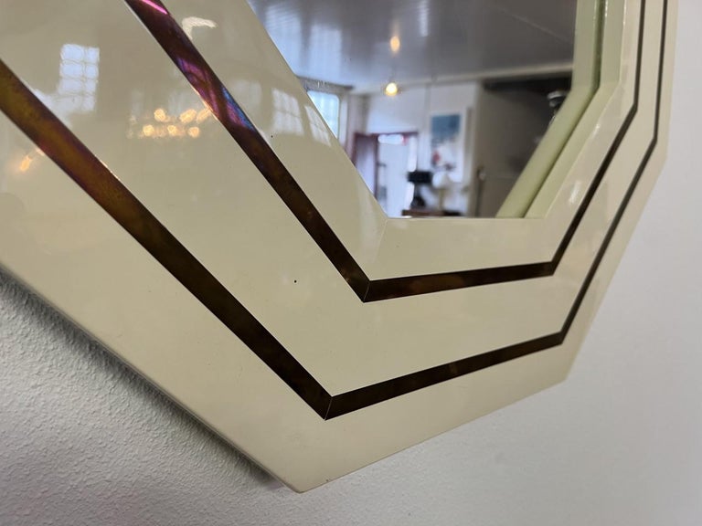 Miroir mural octogonal français en laque blanc cassé des années 1970 ...