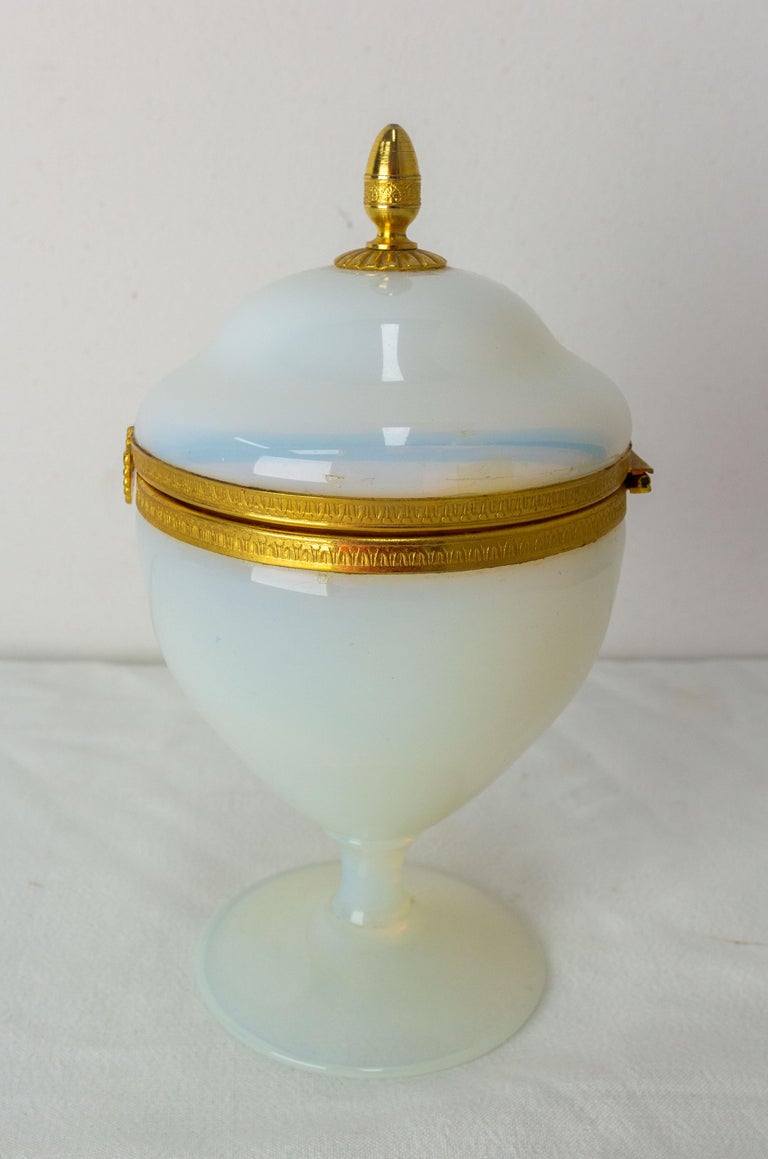Boîte à bonbons ou boîte à sucre française à piédestal en opaline et ...