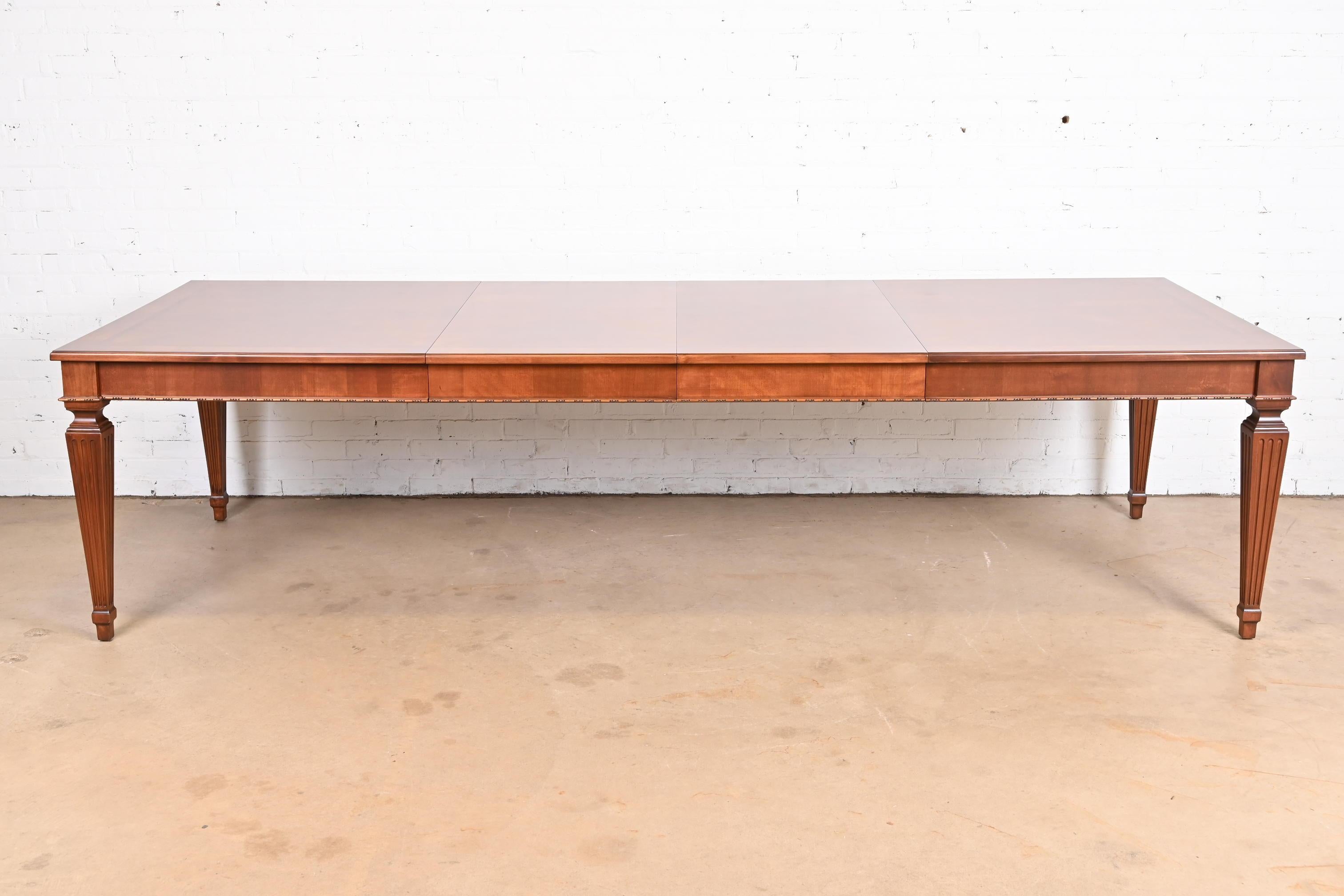 Mesa de comedor extensible de madera de cerezo Luis XVI de la Regencia ...