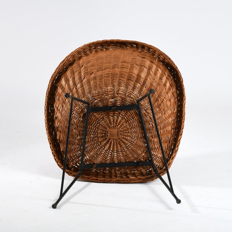 French Wicker Basket Chair from the 1950s-1960s For Sale at 1stDibs