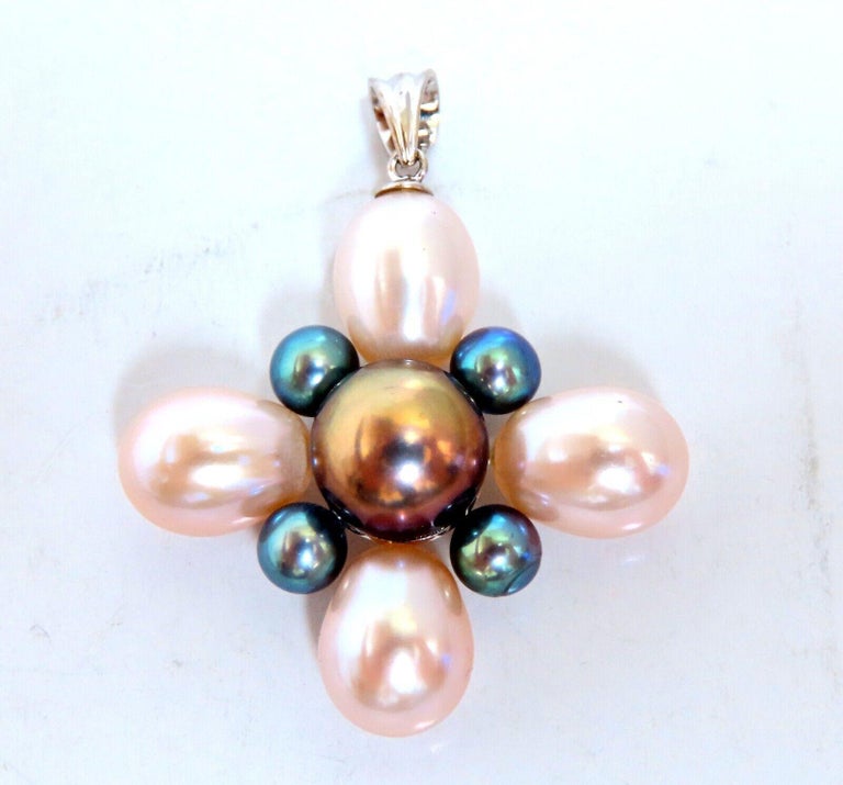 Freshwater Pearls Cluster Clover Pendant 18kt Gold For Sale at 1stDibs