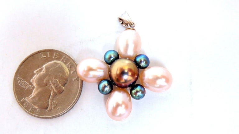 Freshwater Pearls Cluster Clover Pendant 18kt Gold For Sale at 1stDibs