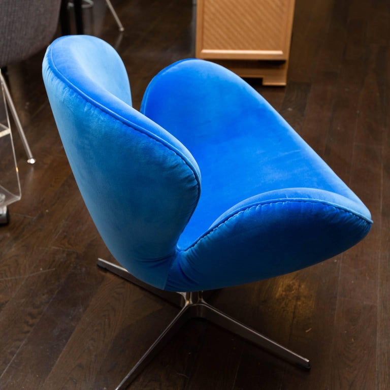 Fritz Hansen Style Swan Chair in Blue Velvet at 1stDibs