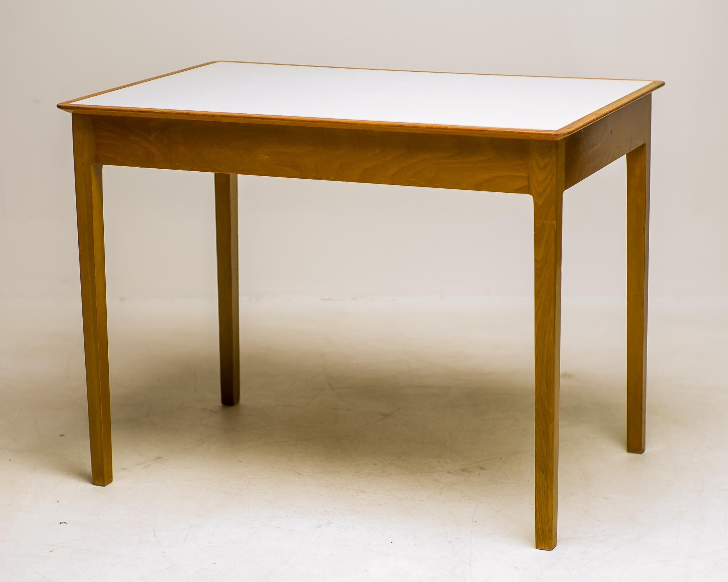 Fritz Hansen Writing Table For Sale at 1stDibs | larawan ng lamesa