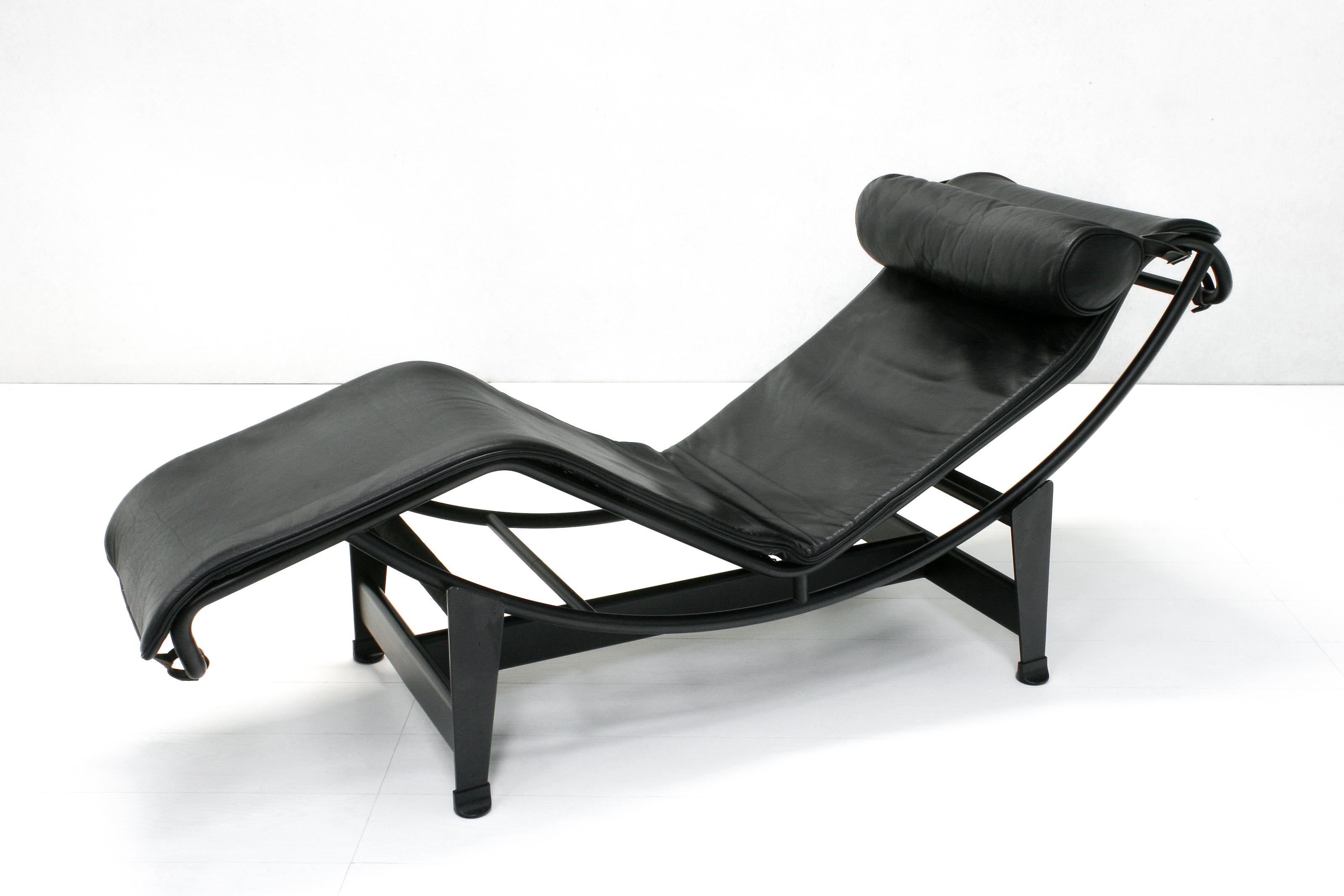 Chaise longue negra LC4 de Charlotte Perriand y Le Corbusier para ...