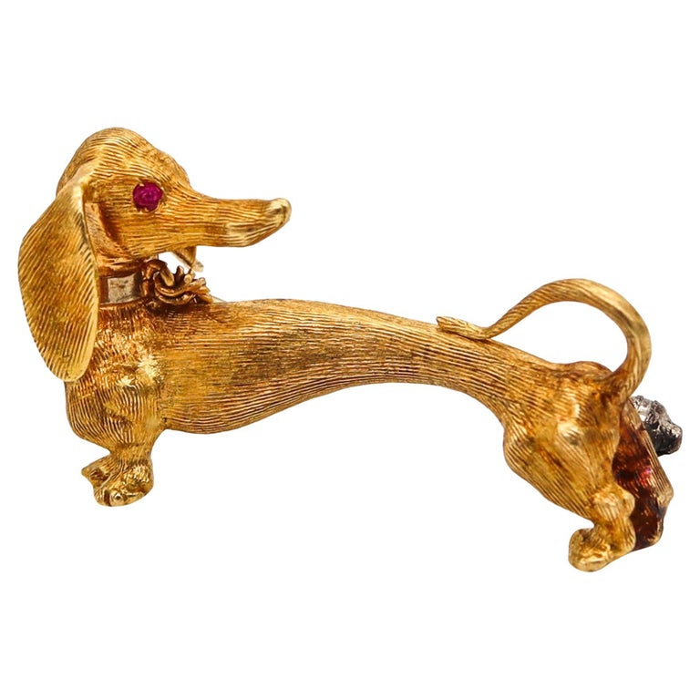 Garavelli Aldo Dachshund Dog 1950 Brooch in Textured 18 Kt Yellow Gold with Ruby For Sale at 1stDibs