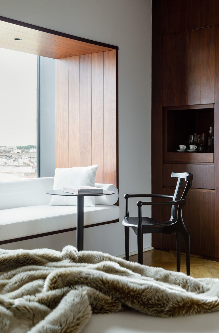Chaise Gaulino avec cadre en frêne laqué à pores ouverts et cuir noir ...