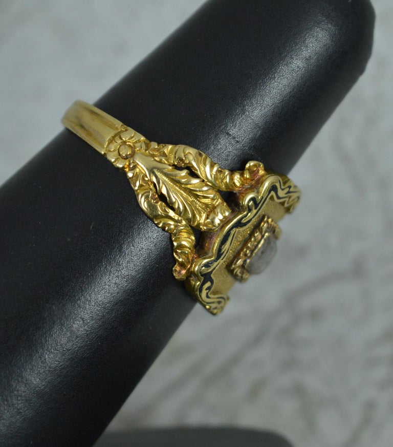 Georgian 18 Carat Gold Locket Mourning Signet Ring For Sale at 1stDibs