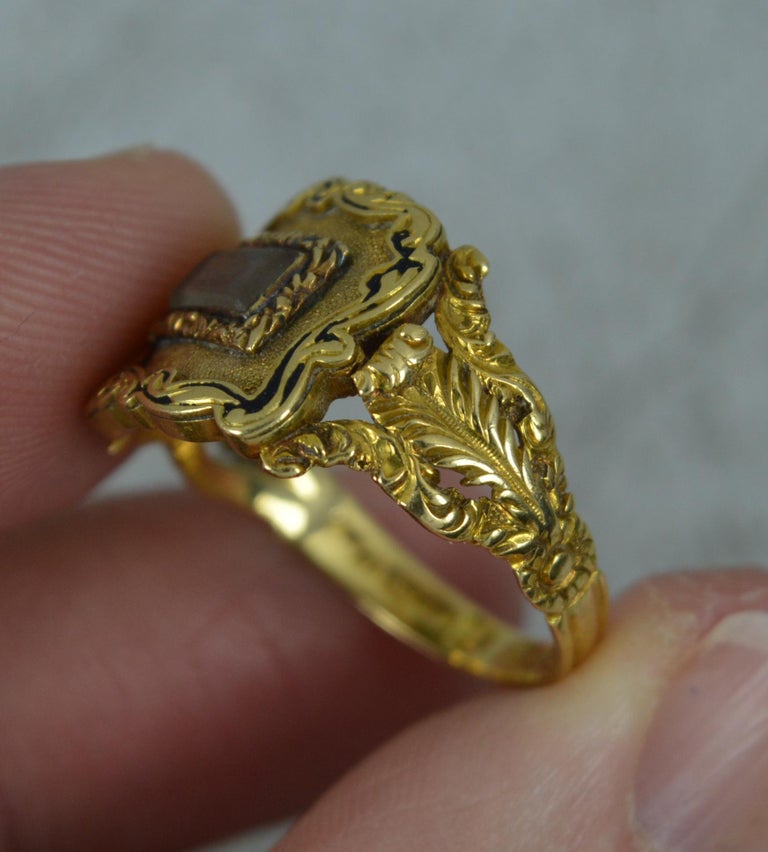 Georgian 18 Carat Gold Locket Mourning Signet Ring For Sale at 1stDibs
