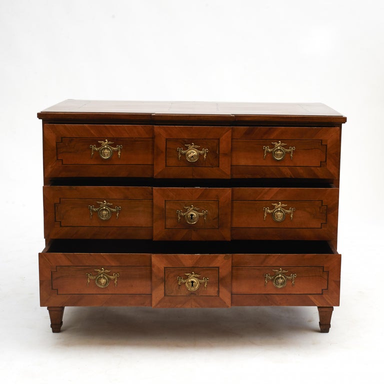 Deutsche Kommode im Louis-XVI-Stil des 18. Jahrhunderts bei 1stDibs