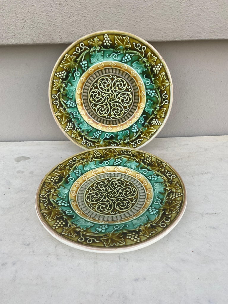 German Majolica Grape Plate, circa 1900 For Sale at 1stDibs