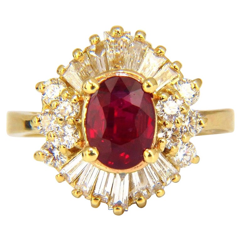 Bague cocktail en or 18 carats avec diamants et rubis rouge vif ovale ...