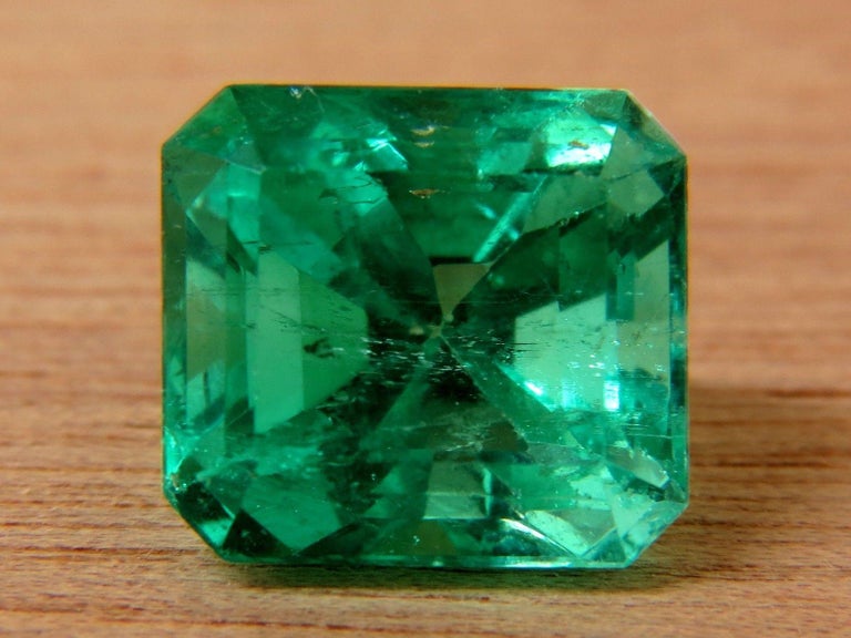 Émeraude verte colombienne naturelle de taille carrée de 10,16 carats ...