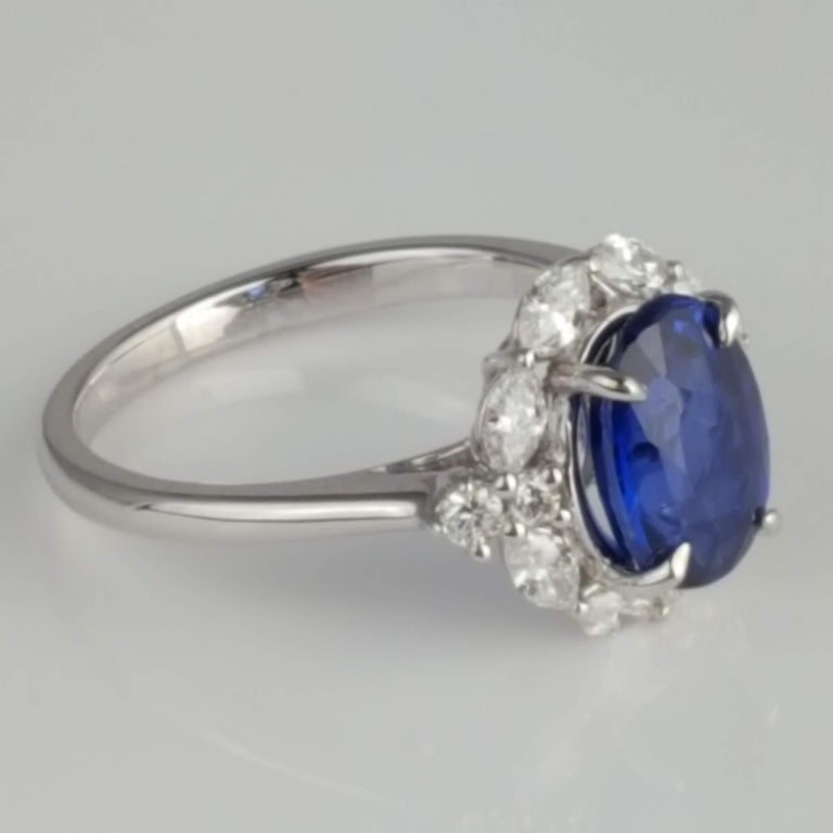 Bague en saphir de Ceylan de 2,57 carats de taille ovale et diamants ...