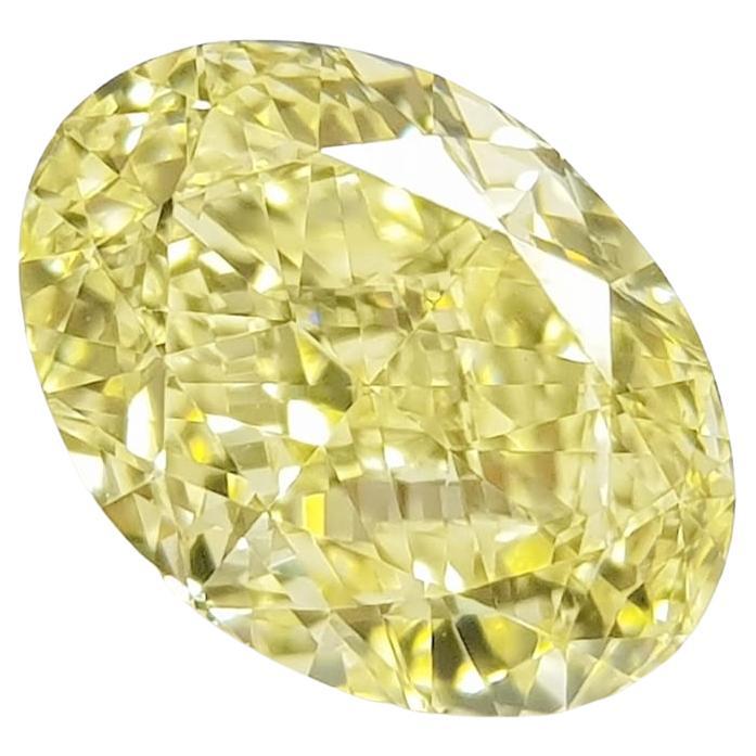 GIA Certified 4,02 Carats of Fancy Light Diamond For Sale at 1stDibs