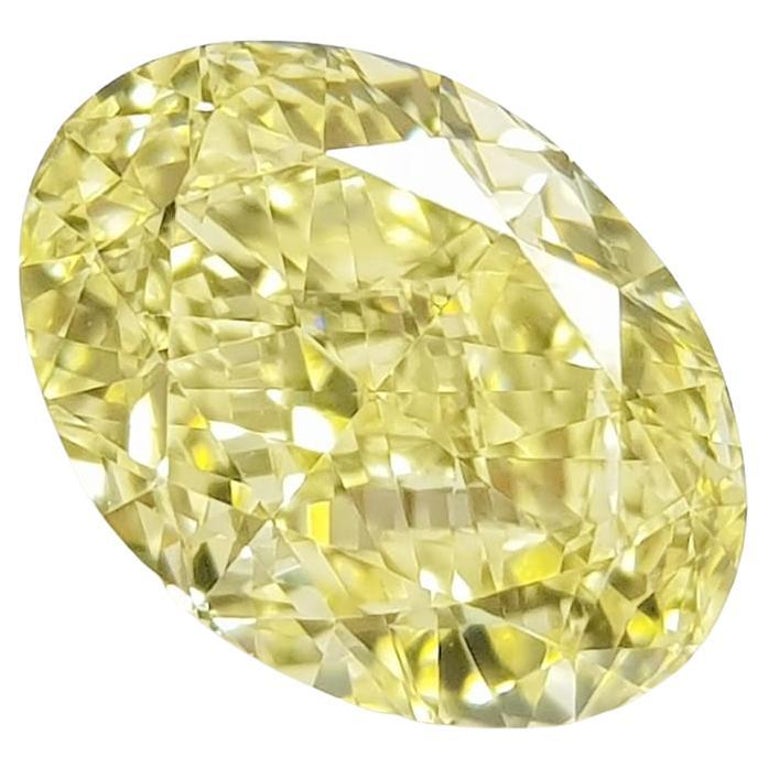 GIA Certified 4,02 Carats of Fancy Light Diamond For Sale at 1stDibs