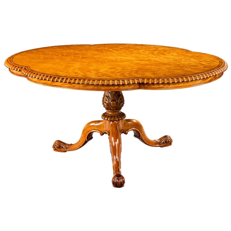 Table centrale en bois de satin doux - En vente sur 1stDibs