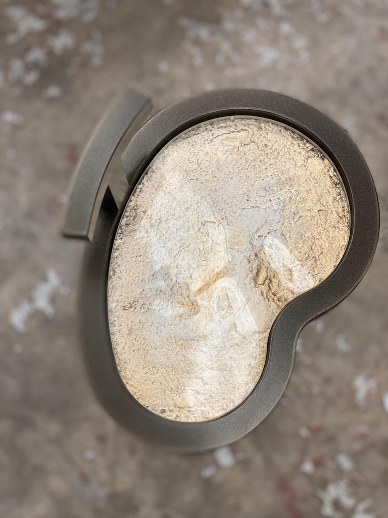 Glacier inspirierter Vesper Martini-Tisch Bohnenform in dunkler Bronze ...