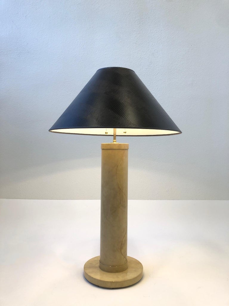 Tischlampe aus Ziegenleder, Pergament und Messing von J. Robert Scott ...