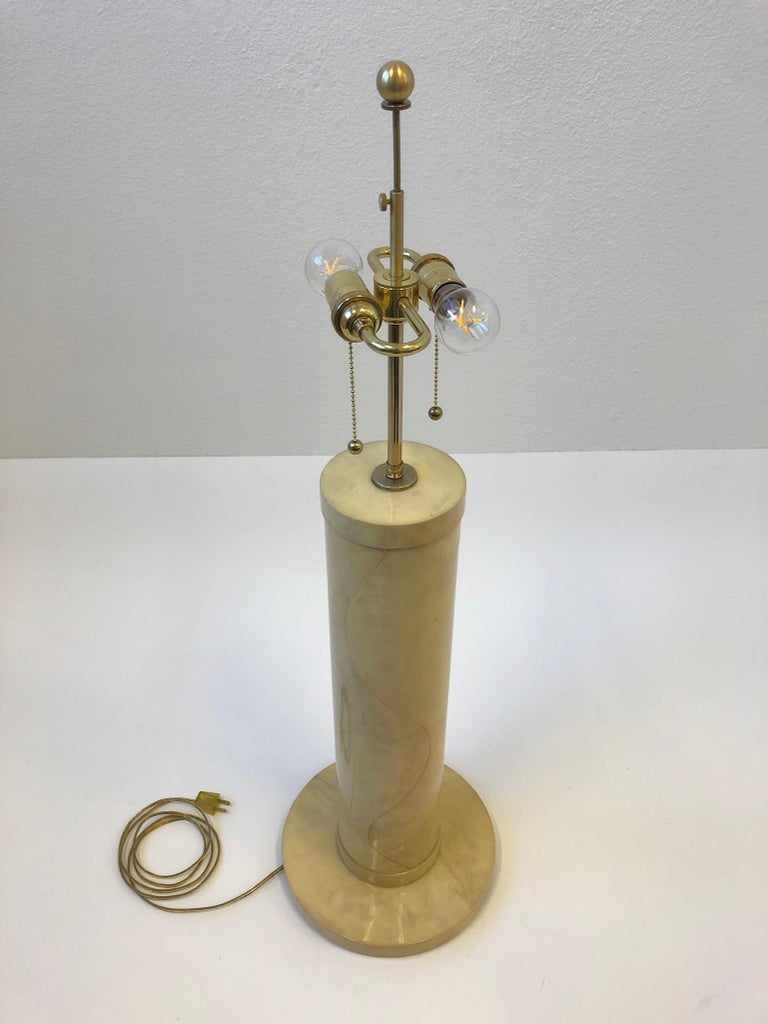 Tischlampe aus Ziegenleder, Pergament und Messing von J. Robert Scott ...