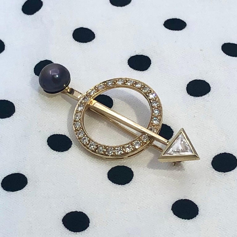 Gold Arrow Brooch with Diamonds and Black Pearl For Sale at 1stDibs
