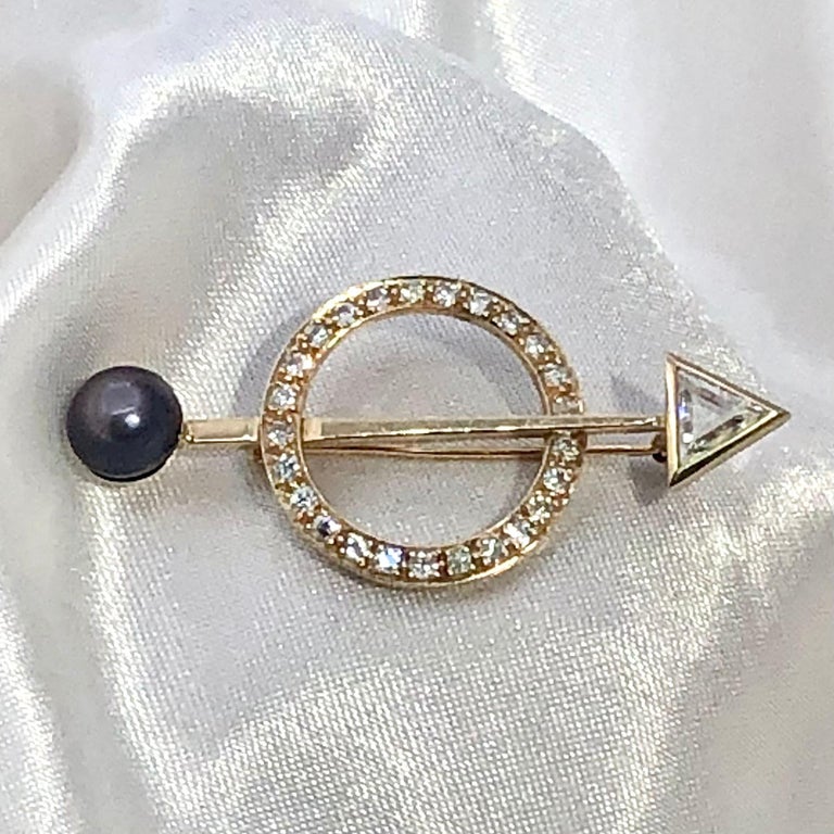Gold Arrow Brooch with Diamonds and Black Pearl For Sale at 1stDibs