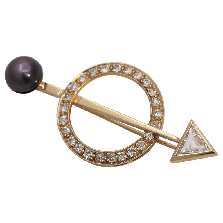 Gold Arrow Brooch with Diamonds and Black Pearl For Sale at 1stDibs