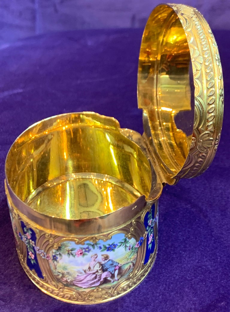 Gold Enamel Snuff Box For Sale at 1stDibs