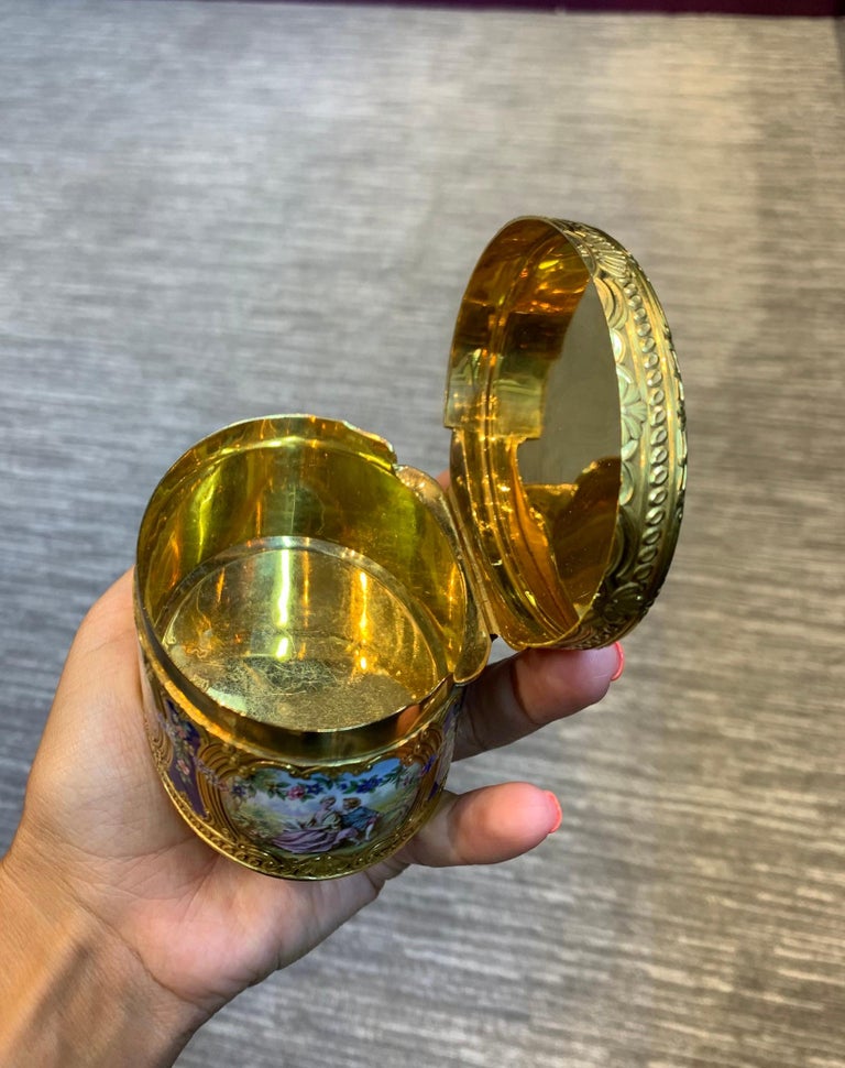 Gold Enamel Snuff Box For Sale at 1stDibs