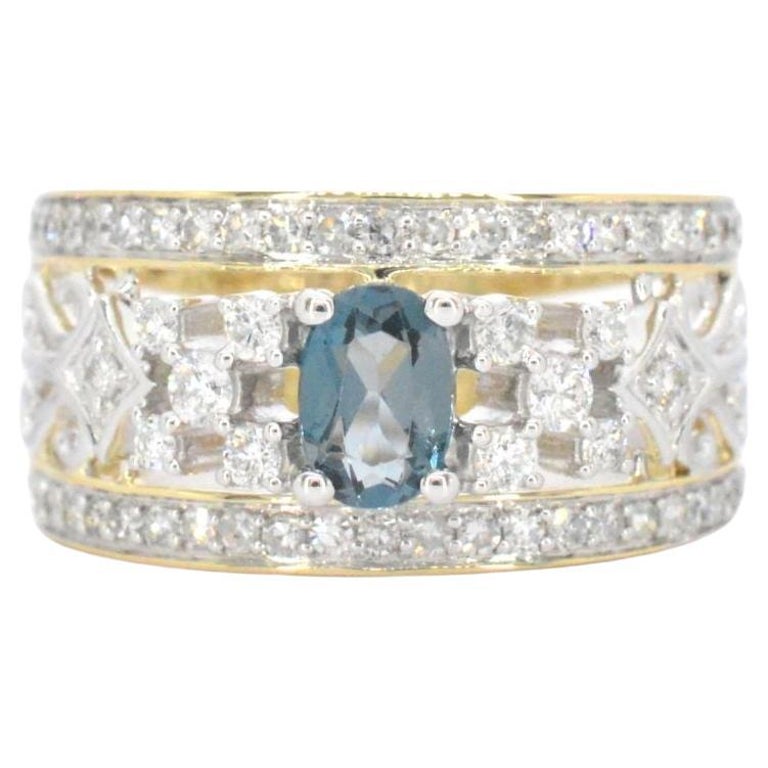Gold Exclusive Ring Full of Diamonds and a Gemstone For Sale at 1stDibs