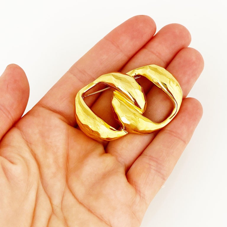 Gold Hammered Texture Interlocking Links Brooch, 1980s For Sale at 1stDibs