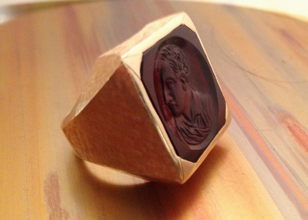Gold Men's Ring with Intaglio Portrait in Carnelian For Sale at 1stDibs