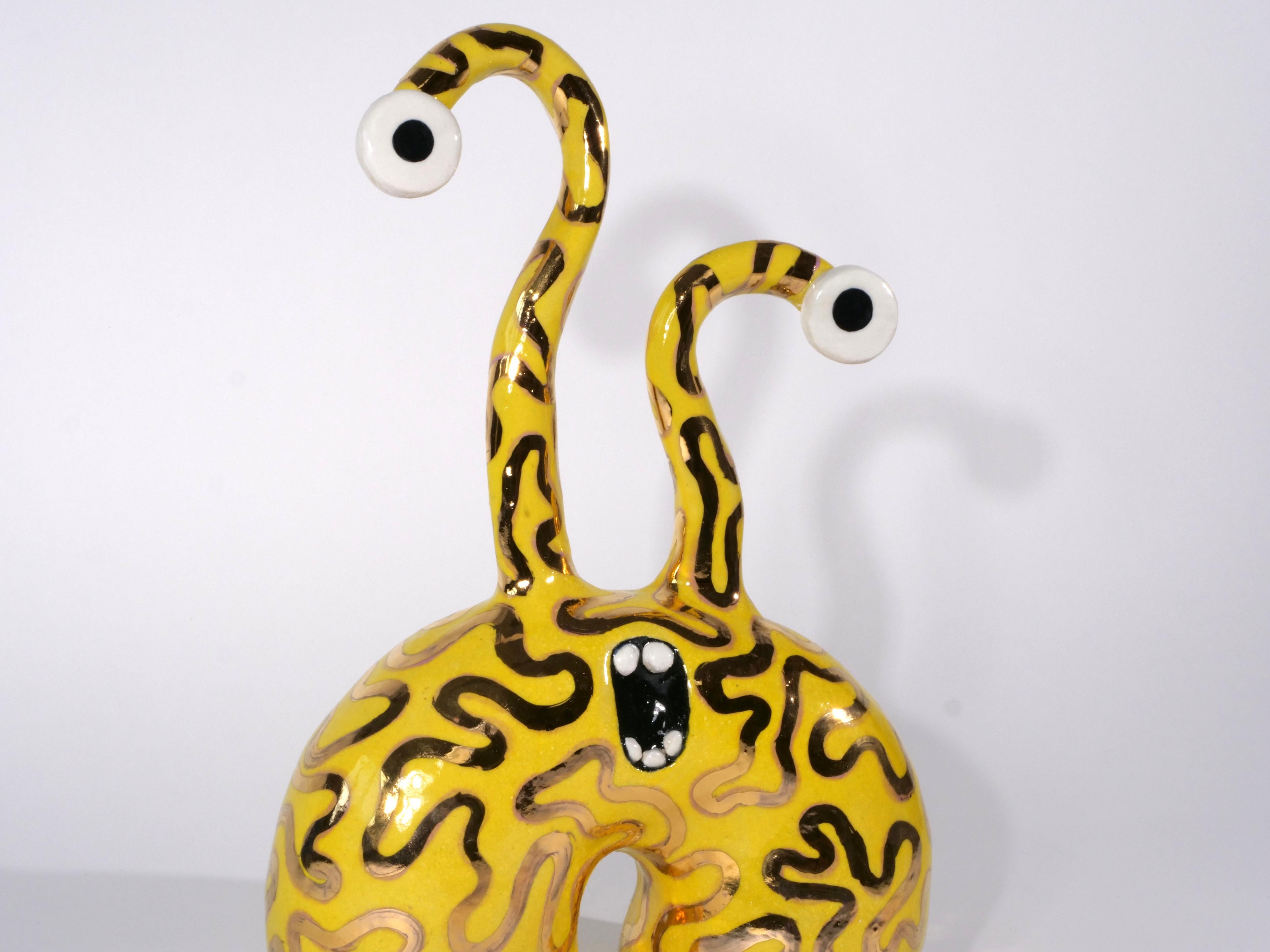 Gold Wiggle Monster – Keramik mit goldenem Glanz im Angebot bei 1stDibs