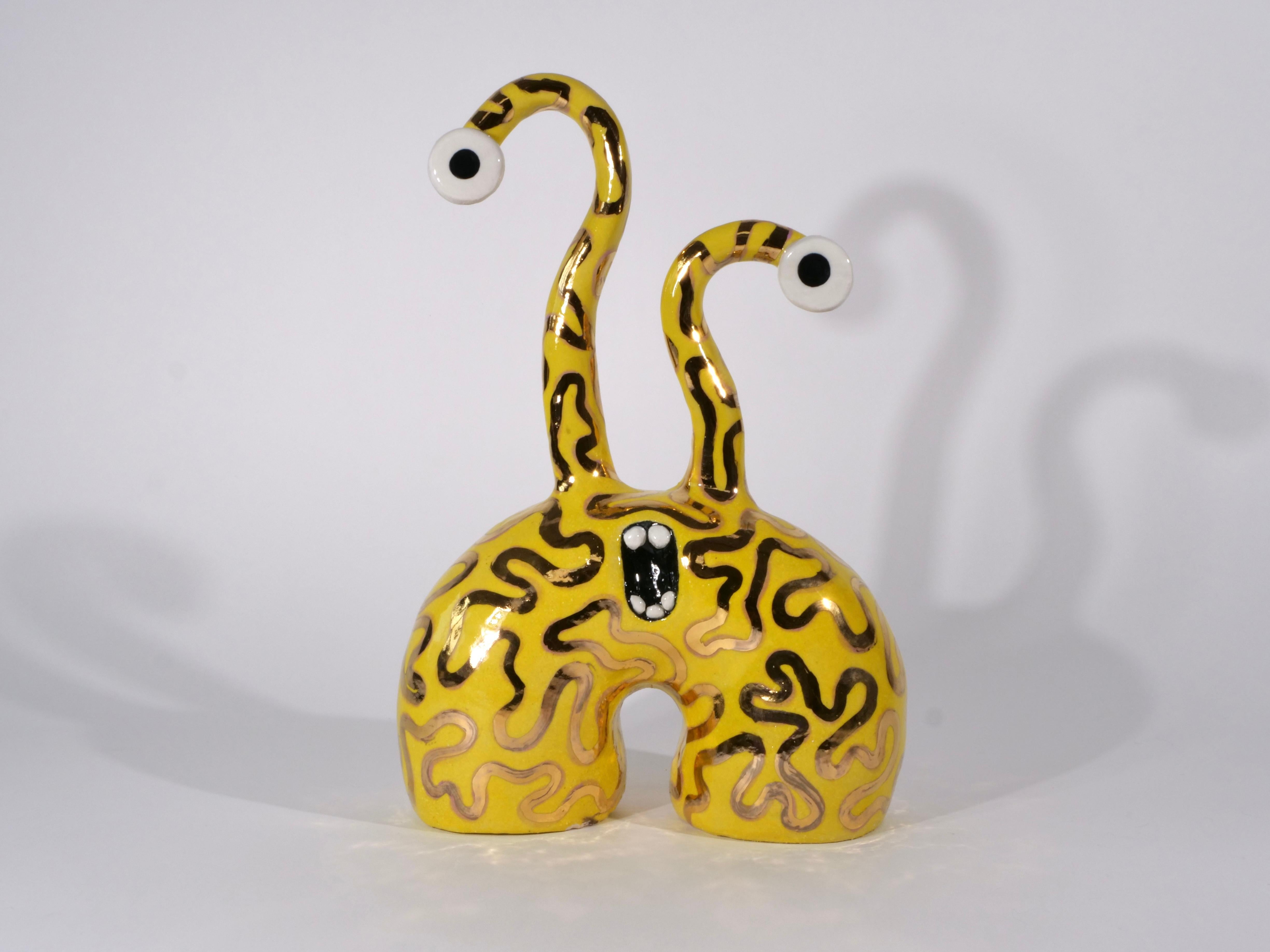 Gold Wiggle Monster – Keramik mit goldenem Glanz im Angebot bei 1stDibs
