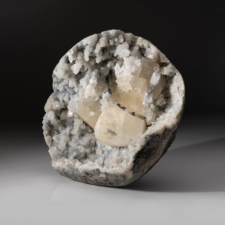 Minéral Calcite doré avec géode d'apophyllite provenant du district de ...