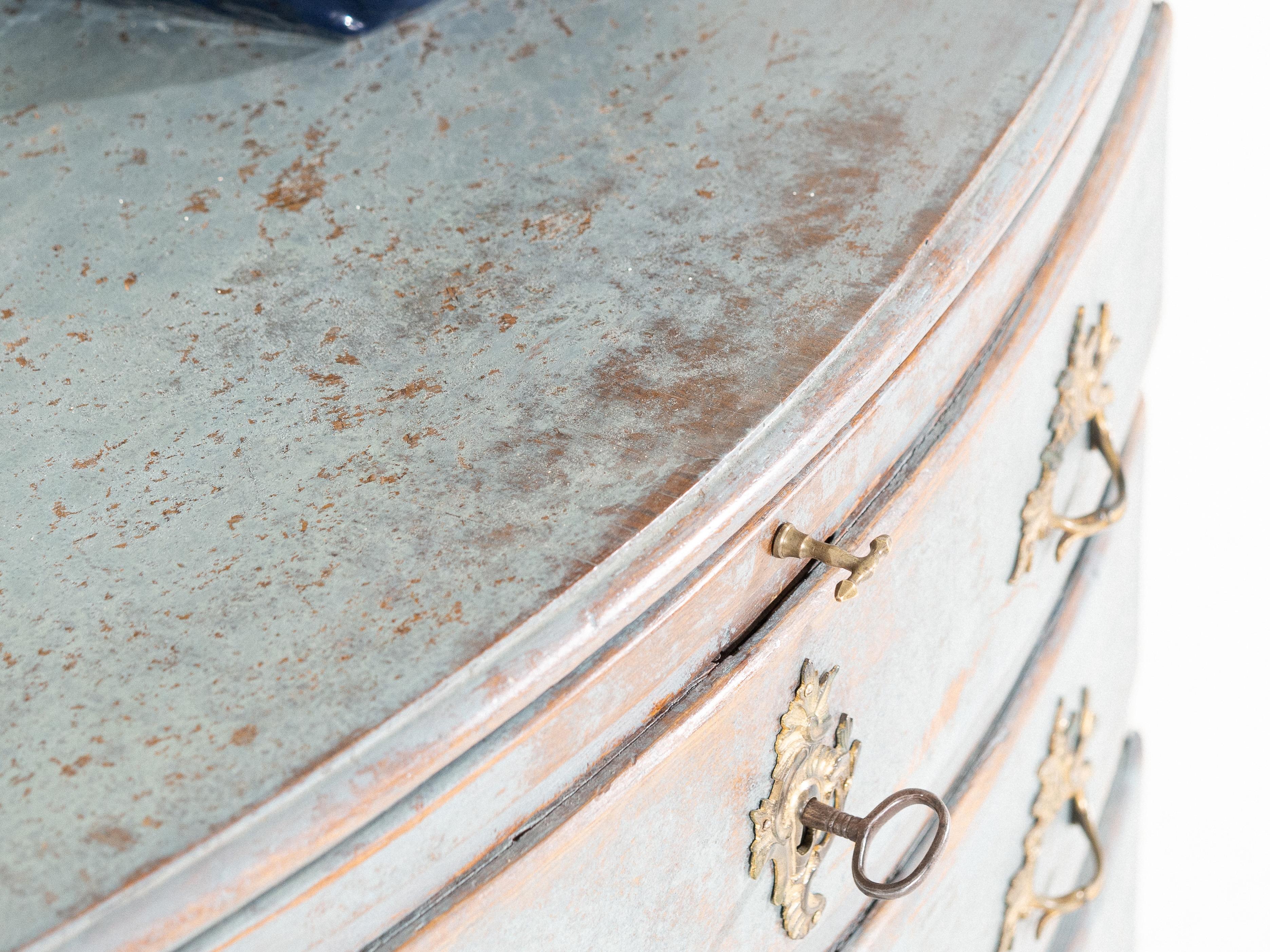 Gorgeous Baroque chest with curved front, 18th C. For Sale at 1stDibs