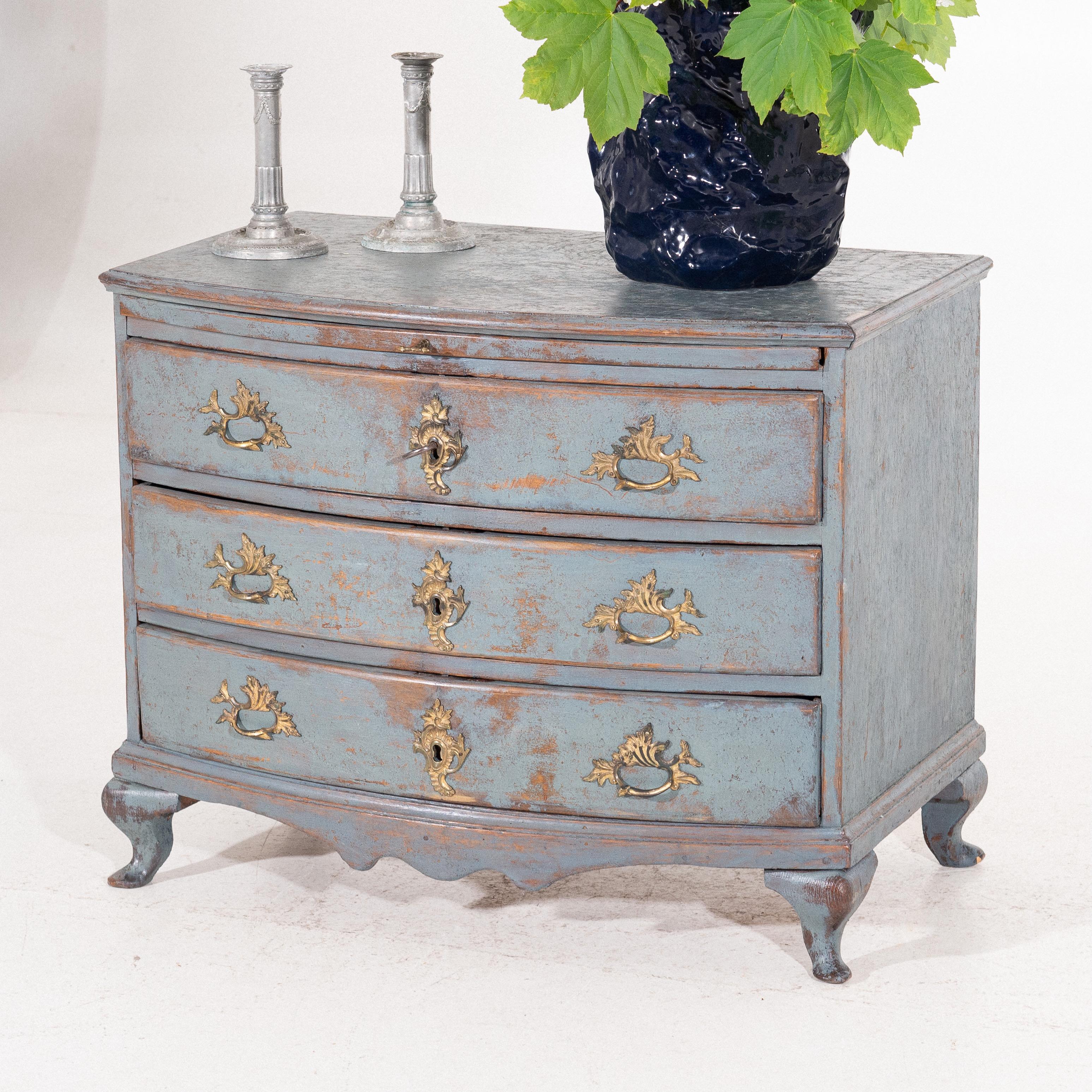 Gorgeous Baroque chest with curved front, 18th C. For Sale at 1stDibs