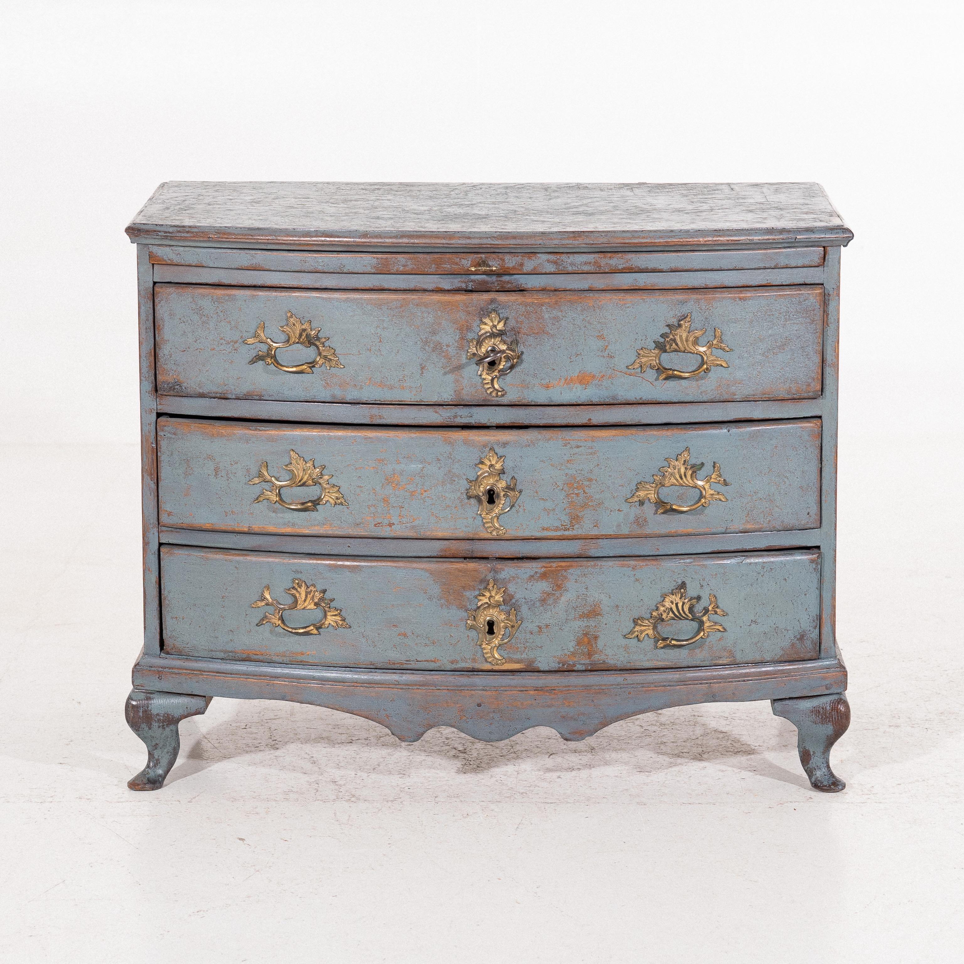 Gorgeous Baroque chest with curved front, 18th C. For Sale at 1stDibs