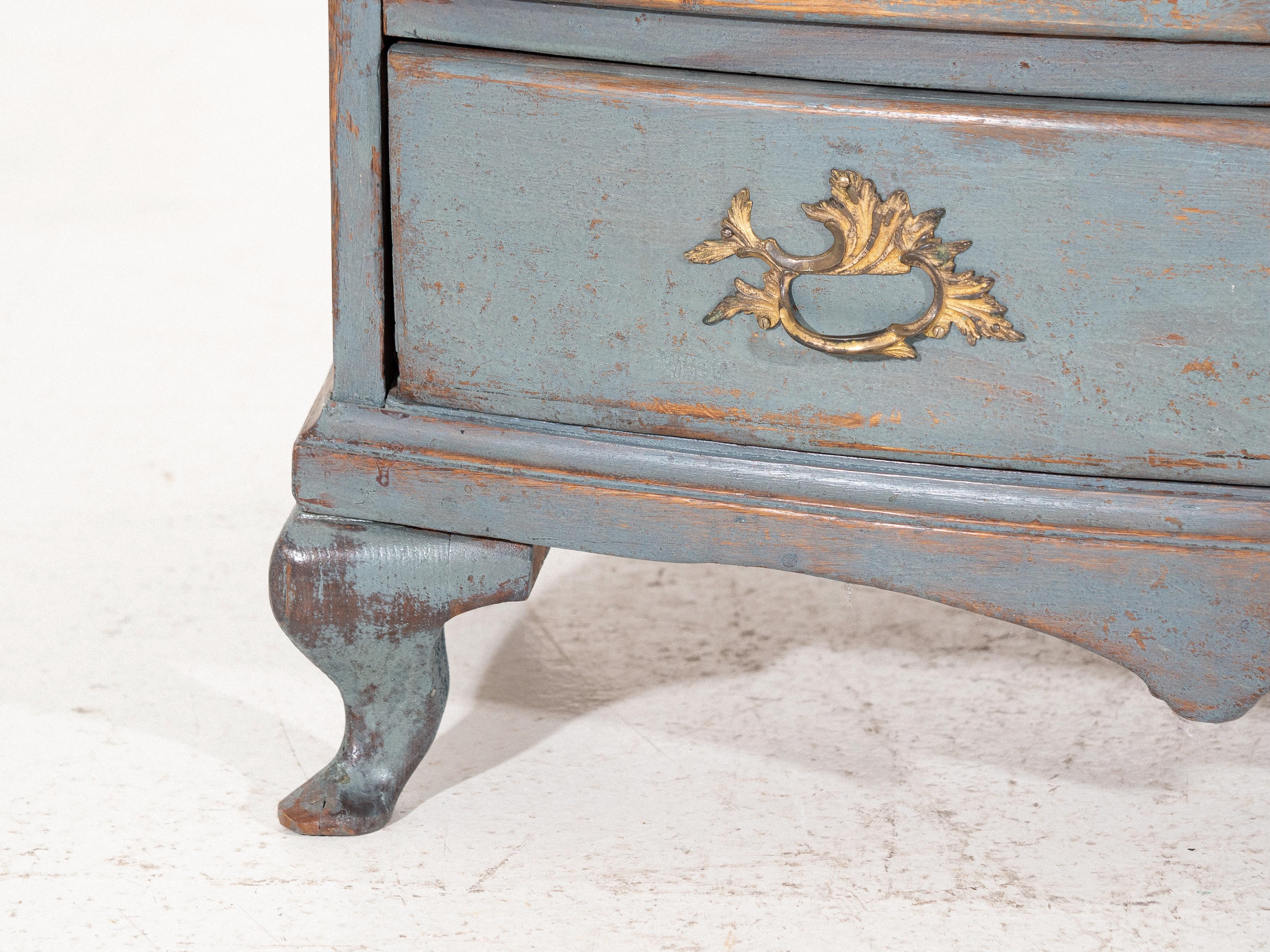 Gorgeous Baroque chest with curved front, 18th C. For Sale at 1stDibs