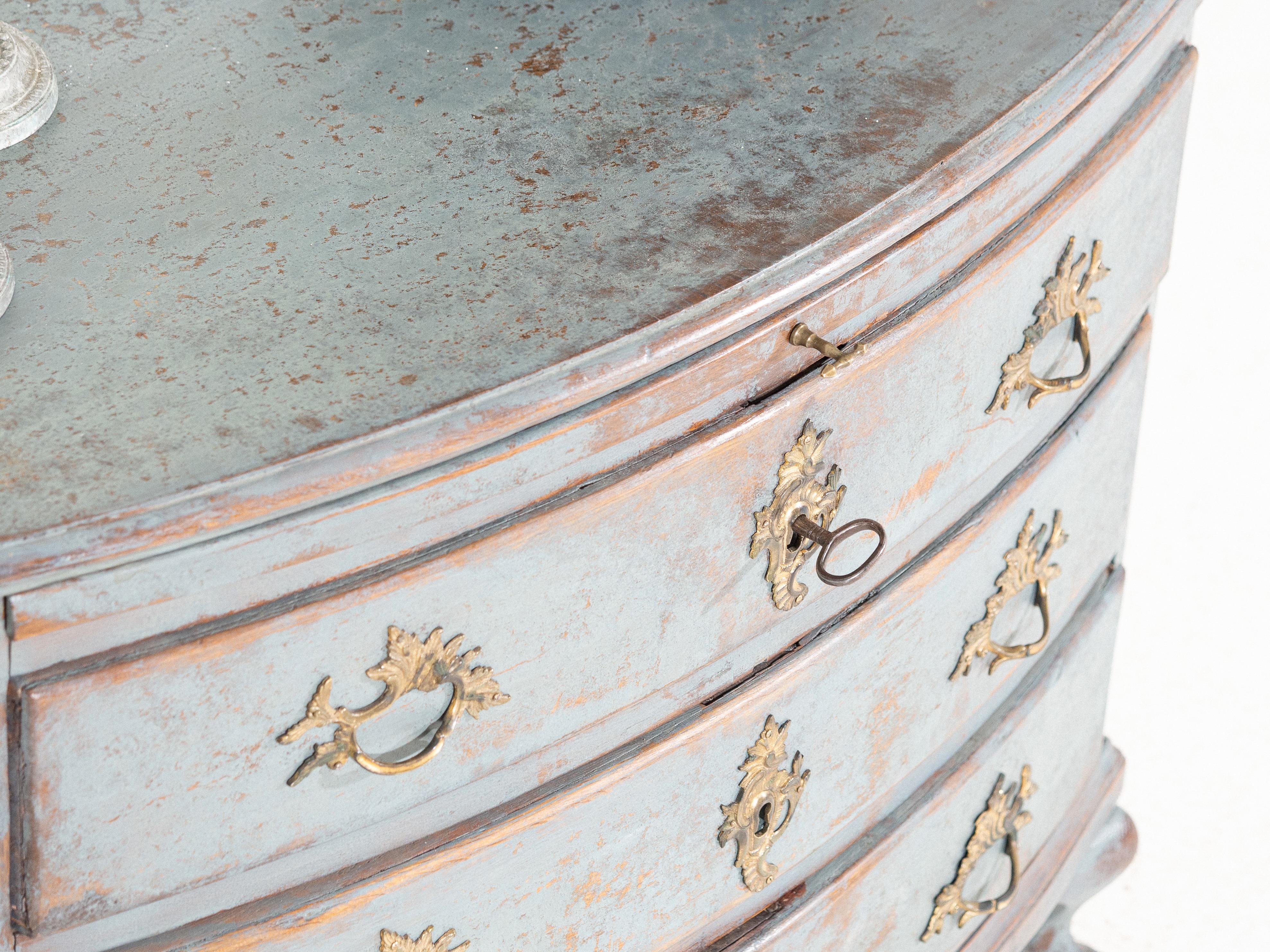 Gorgeous Baroque chest with curved front, 18th C. For Sale at 1stDibs