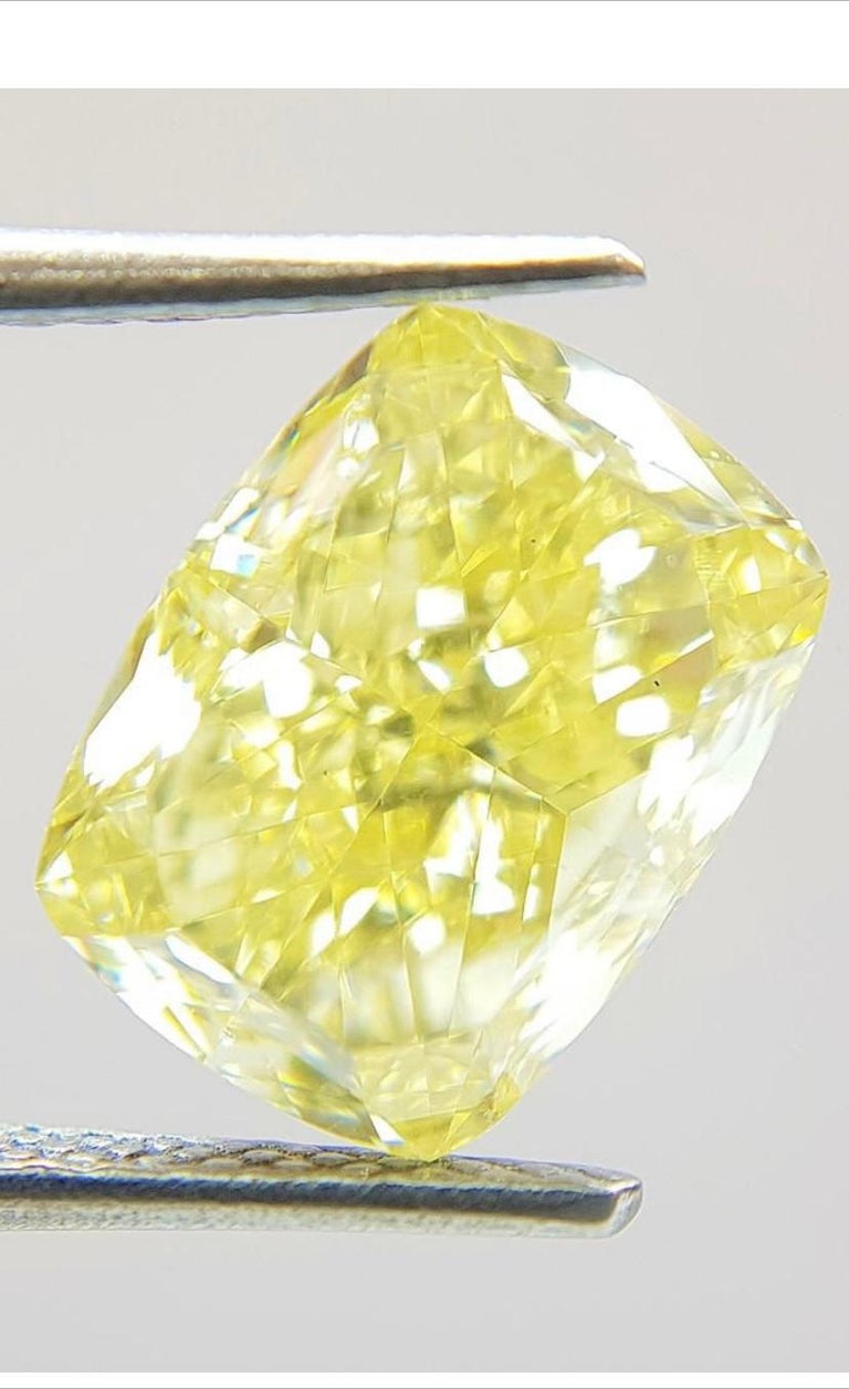 Gorgeous GIA Certified 3, 02 Carats of Fancy Yellow Diamond For Sale at ...