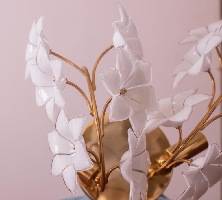 Gorgeous Murano Wall Sconce with White Flowers, 1970s For Sale at 1stDibs
