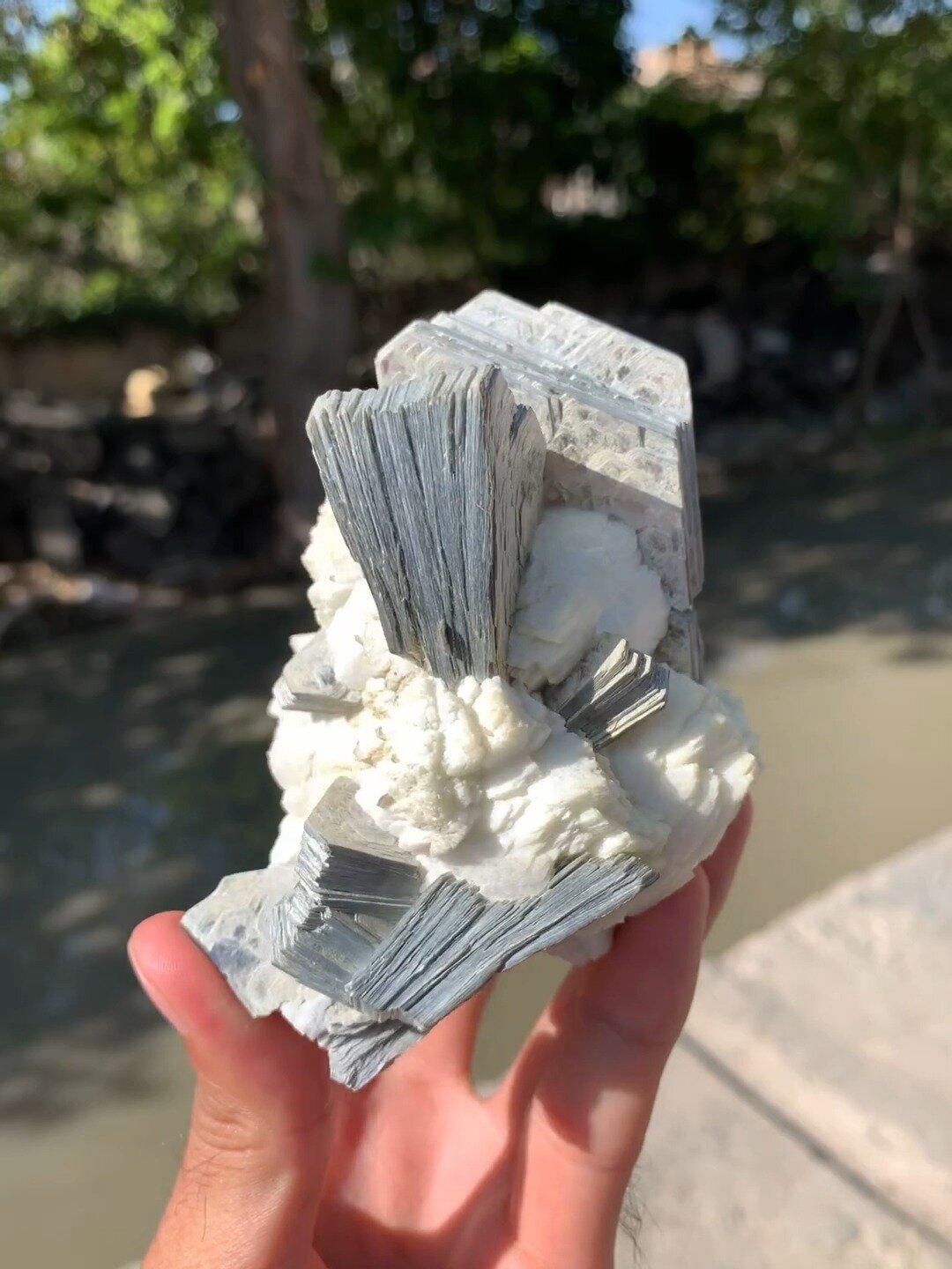 Gorgeous Muscovite Mica crystal cluster on Cleavelandite from Skardu ...