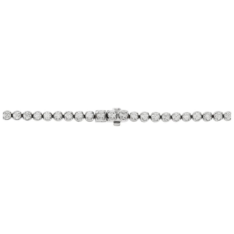Graduated diamonds line necklace in 18k white gold For Sale at 1stDibs